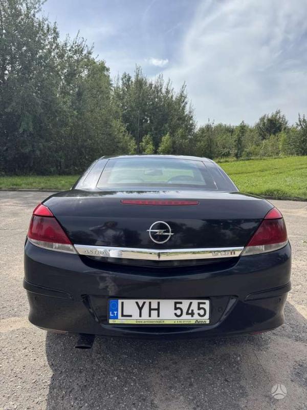 Black Opel Astra 2008 in Kaunas, with an engine capacity of 1.90 L and mileage of 311 thousand km for 2200 €, photo 7 on AUTOMOTO.COM.LV