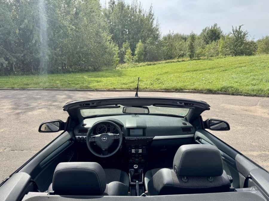 Black Opel Astra 2008 in Kaunas, with an engine capacity of 1.90 L and mileage of 311 thousand km for 2200 €, photo 9 on AUTOMOTO.COM.LV