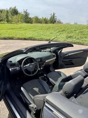 Black Opel Astra 2008 in Kaunas, with an engine capacity of 1.90 L and mileage of 311 thousand km for 2200 €, photo 14 on AUTOMOTO.COM.LV
