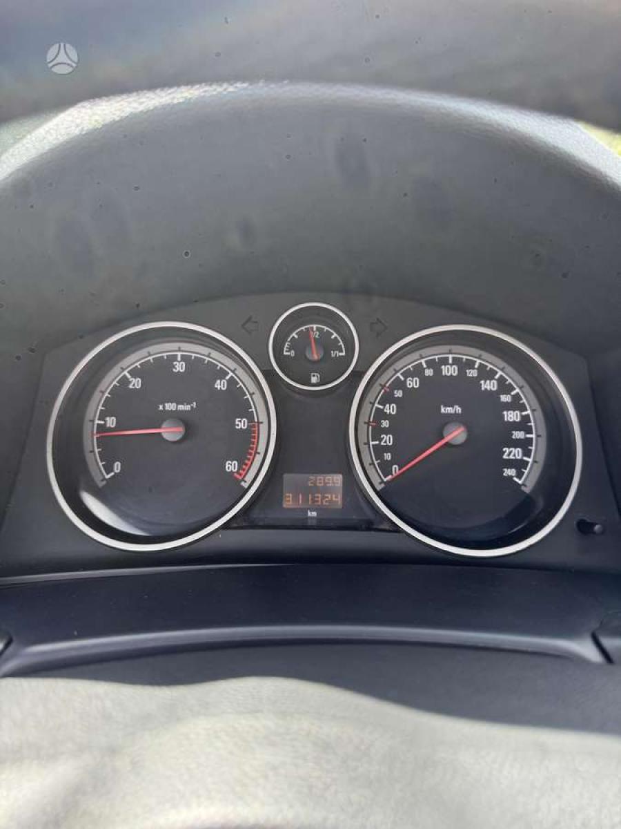 Black Opel Astra 2008 in Kaunas, with an engine capacity of 1.90 L and mileage of 311 thousand km for 2200 €, photo 17 on AUTOMOTO.COM.LV