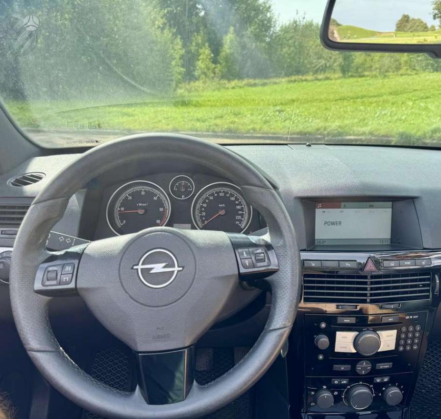 Black Opel Astra 2008 in Kaunas, with an engine capacity of 1.90 L and mileage of 311 thousand km for 2200 €, photo 18 on AUTOMOTO.COM.LV