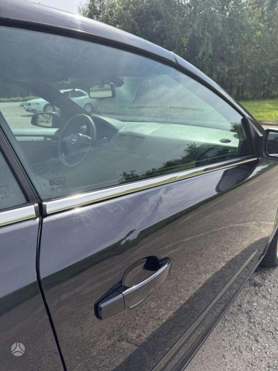 Black Opel Astra 2008 in Kaunas, with an engine capacity of 1.90 L and mileage of 311 thousand km for 2200 €, photo 22 on AUTOMOTO.COM.LV
