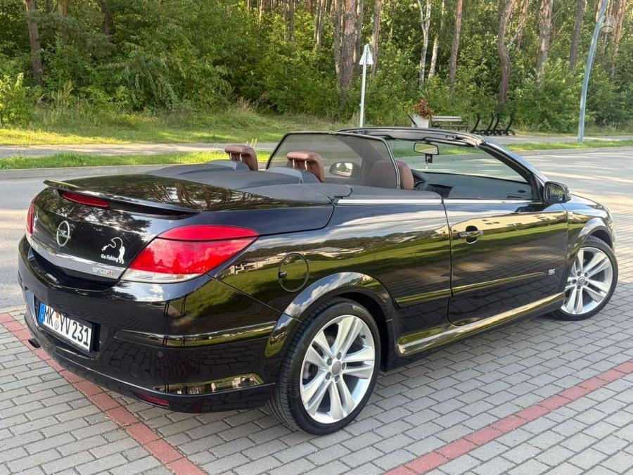 Black Opel Astra 2008 in Birstonas, with an engine capacity of 1.90 L and mileage of 219 thousand km for 3150 €, photo 3 on AUTOMOTO.COM.LV