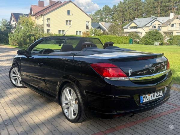 Black Opel Astra 2008 in Birstonas, with an engine capacity of 1.90 L and mileage of 219 thousand km for 3150 €, photo 5 on AUTOMOTO.COM.LV