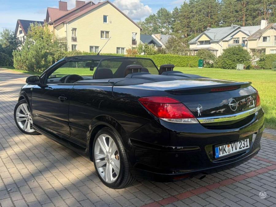 Black Opel Astra 2008 in Birstonas, with an engine capacity of 1.90 L and mileage of 219 thousand km for 3150 €, photo 5 on AUTOMOTO.COM.LV