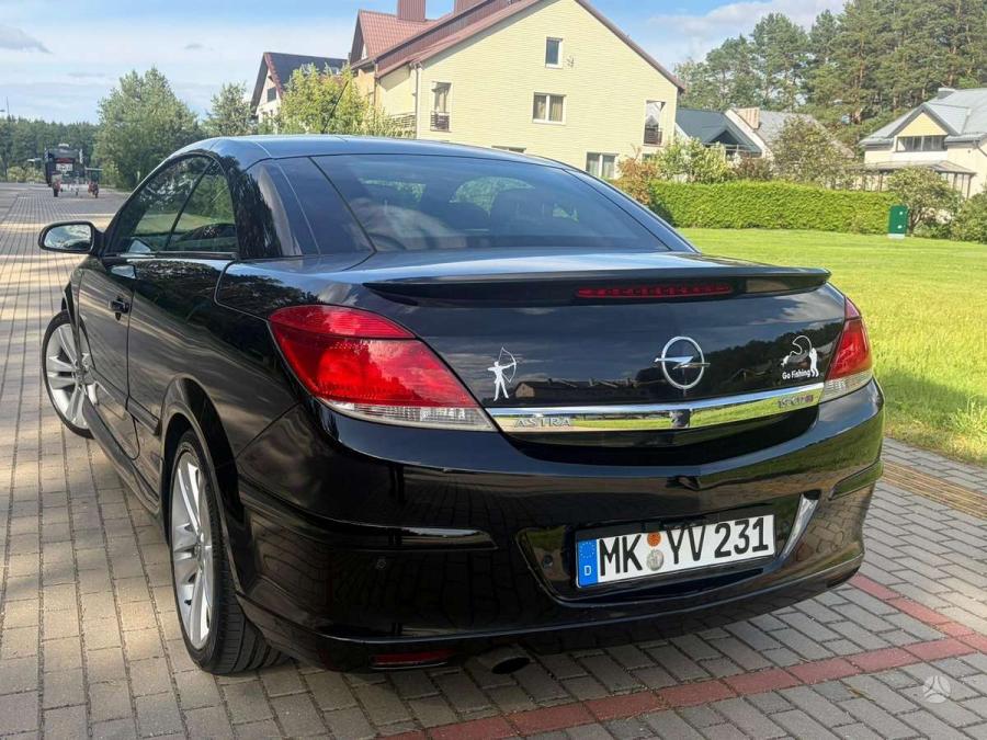 Black Opel Astra 2008 in Birstonas, with an engine capacity of 1.90 L and mileage of 219 thousand km for 3150 €, photo 14 on AUTOMOTO.COM.LV