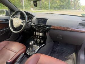 Black Opel Astra 2008 in Birstonas, with an engine capacity of 1.90 L and mileage of 219 thousand km for 3150 €, photo 19 on AUTOMOTO.COM.LV