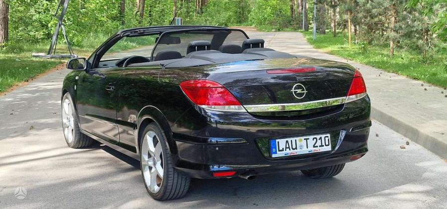 Black Opel Astra 2009 in Vilnius, with an engine capacity of 1.80 L and mileage of 198 thousand km for 2500 €, photo 5 on AUTOMOTO.COM.LV