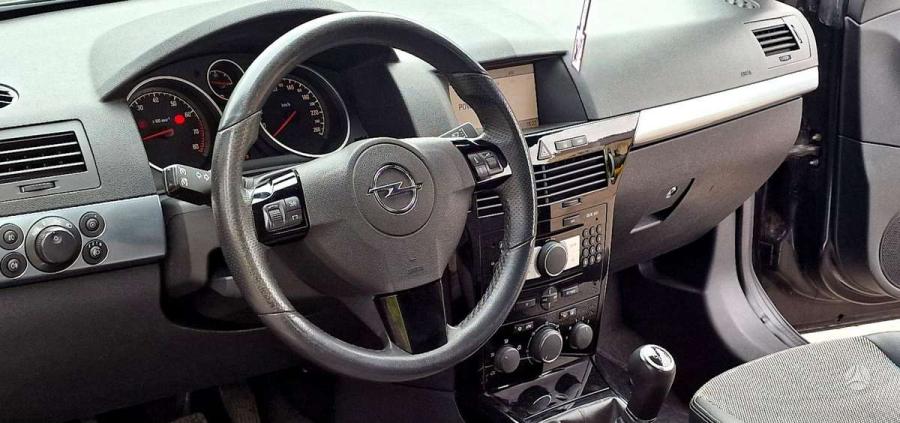 Black Opel Astra 2009 in Vilnius, with an engine capacity of 1.80 L and mileage of 198 thousand km for 2500 €, photo 12 on AUTOMOTO.COM.LV