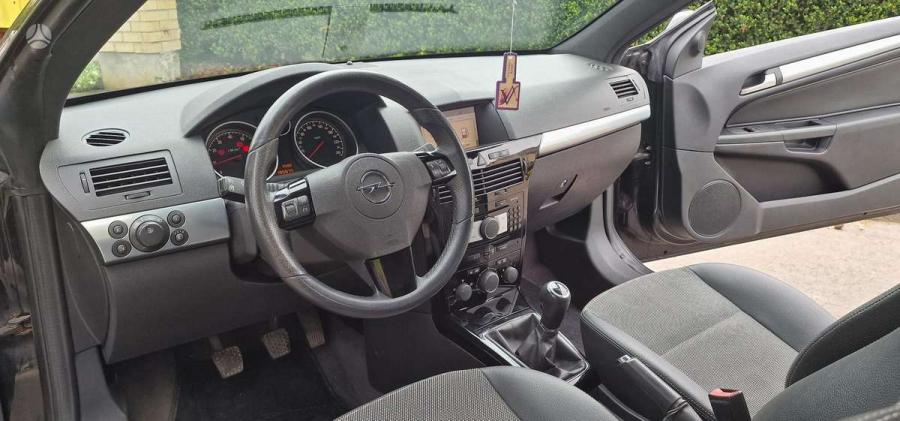 Black Opel Astra 2009 in Vilnius, with an engine capacity of 1.80 L and mileage of 198 thousand km for 2500 €, photo 15 on AUTOMOTO.COM.LV