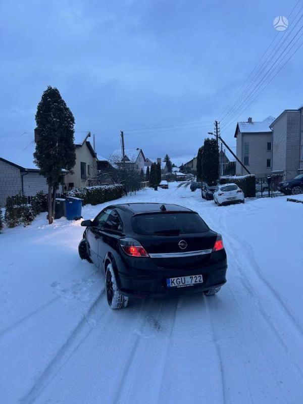 Black Opel Astra 2005 in Alytus, with an engine capacity of 1.60 L and mileage of 228 thousand km for 1500 €, photo 3 on AUTOMOTO.COM.LV