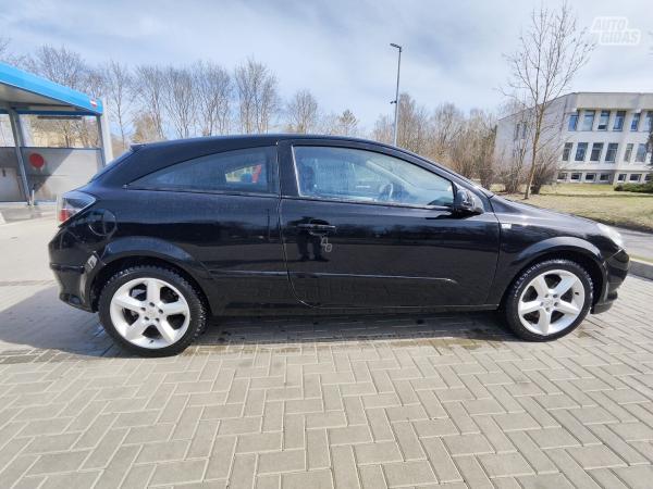 Black Opel Astra 2005 in Vilnius, with an engine capacity of 1.90 L and mileage of 287 thousand km for 1100 €, photo 3 on AUTOMOTO.COM.LV