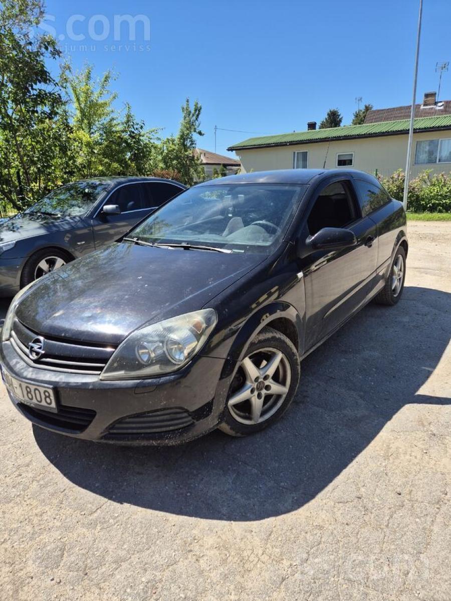 Black Opel Astra 2005 in Jelgava, with an engine capacity of 1.70 L and mileage of 350 thousand km for 980 €, photo 1 on AUTOMOTO.COM.LV