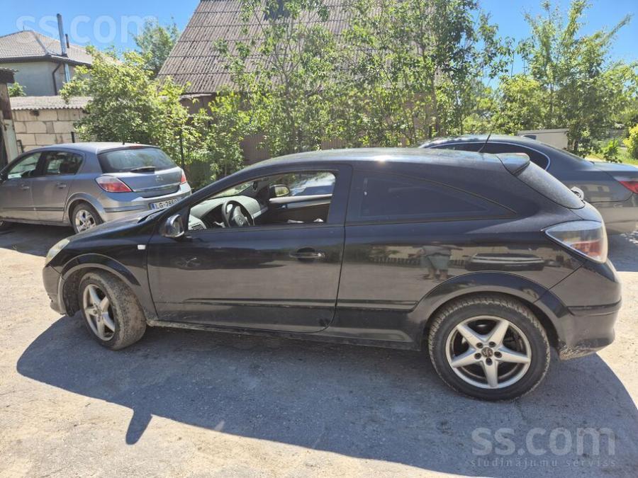 Black Opel Astra 2005 in Jelgava, with an engine capacity of 1.70 L and mileage of 350 thousand km for 980 €, photo 3 on AUTOMOTO.COM.LV