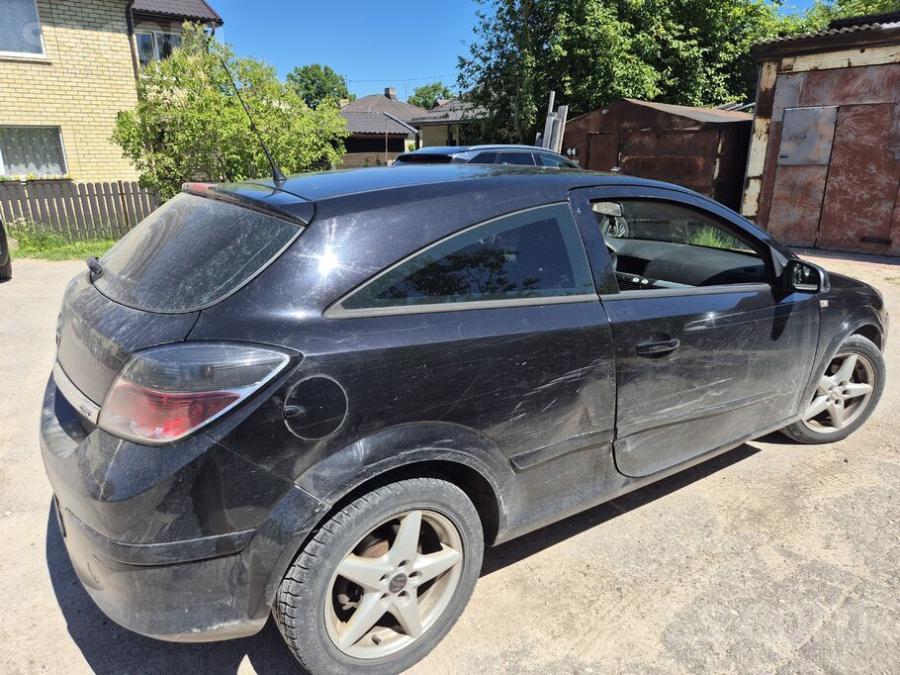 Black Opel Astra 2005 in Jelgava, with an engine capacity of 1.70 L and mileage of 350 thousand km for 980 €, photo 4 on AUTOMOTO.COM.LV