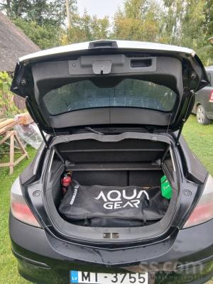 Black Opel Astra 2005 in Jekabpils, with an engine capacity of 1.90 L and mileage of 282 thousand km for 1900 €, photo 3 on AUTOMOTO.COM.LV