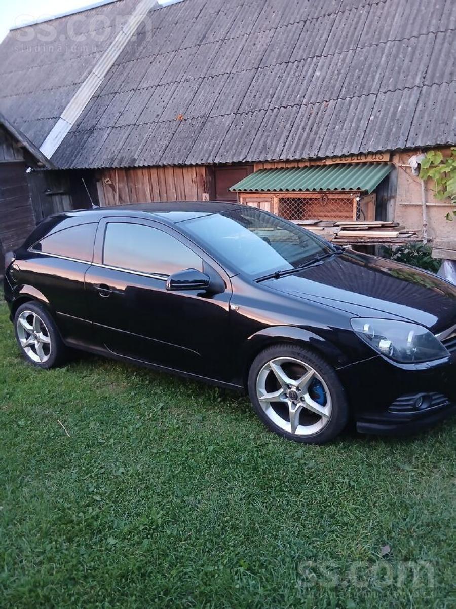 Black Opel Astra 2005 in Jekabpils, with an engine capacity of 1.90 L and mileage of 282 thousand km for 1900 €, photo 4 on AUTOMOTO.COM.LV