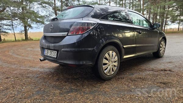 Black Opel Astra 2006 in Talsi, with an engine capacity of 1.90 L and mileage of 269 thousand km for 1490 €, photo 4 on AUTOMOTO.COM.LV