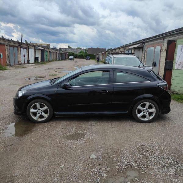 Black Opel Astra 2006 in Jurbarkas, with an engine capacity of 2.00 L and mileage of 331 thousand km for 2000 €, photo 1 on AUTOMOTO.COM.LV
