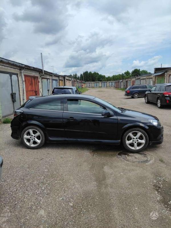 Black Opel Astra 2006 in Jurbarkas, with an engine capacity of 2.00 L and mileage of 331 thousand km for 2000 €, photo 3 on AUTOMOTO.COM.LV