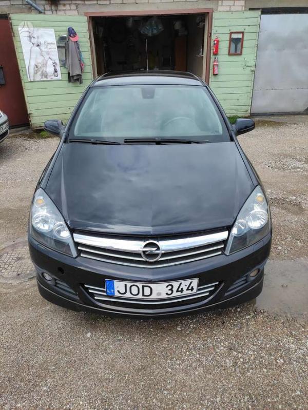 Black Opel Astra 2006 in Jurbarkas, with an engine capacity of 2.00 L and mileage of 331 thousand km for 2000 €, photo 4 on AUTOMOTO.COM.LV