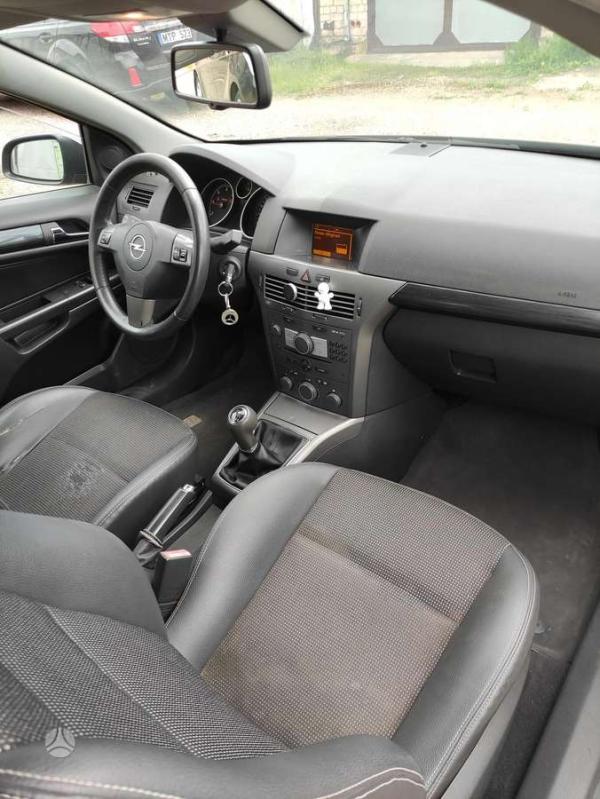Black Opel Astra 2006 in Jurbarkas, with an engine capacity of 2.00 L and mileage of 331 thousand km for 2000 €, photo 10 on AUTOMOTO.COM.LV