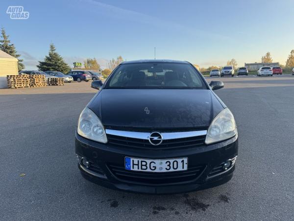 Black Opel Astra 2006 in Panevezys, with an engine capacity of 1.90 L and mileage of 0 thousand km for 499 €, photo 3 on AUTOMOTO.COM.LV