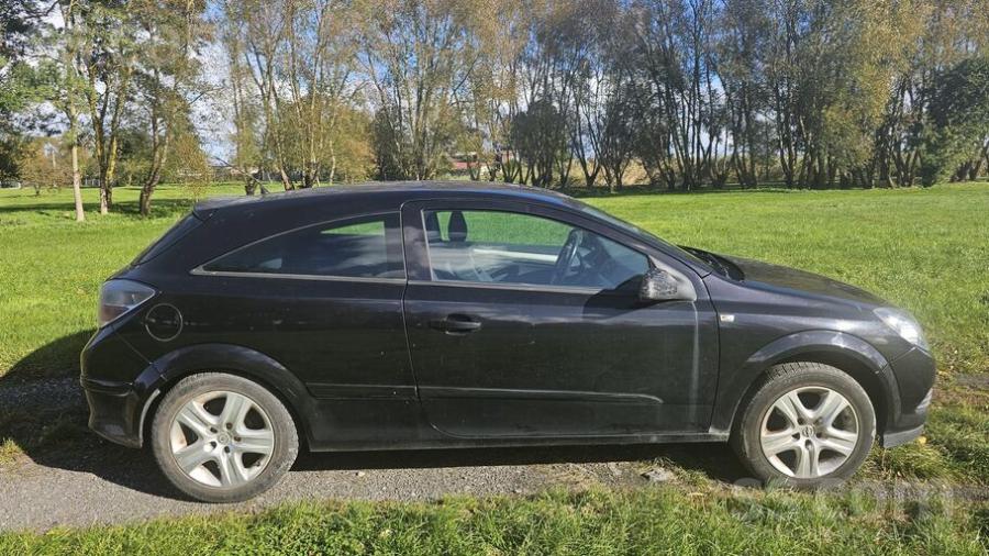 Black Opel Astra 2007 in Liepaja, with an engine capacity of 1.60 L and mileage of 200 thousand km for 1200 €, photo 4 on AUTOMOTO.COM.LV