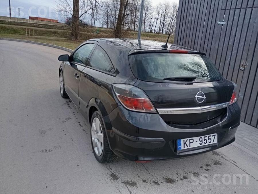 Black Opel Astra 2007 in Riga, with an engine capacity of 1.70 L and mileage of 251 thousand km for 1100 €, photo 5 on AUTOMOTO.COM.LV