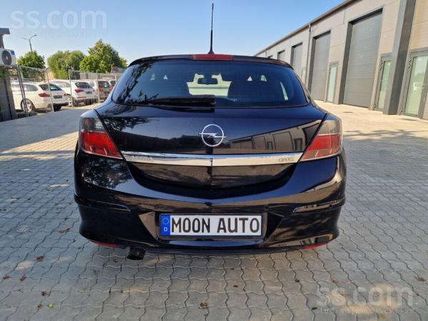 Black Opel Astra 2007 in Liepaja, with an engine capacity of 1.90 L and mileage of 299 thousand km for 1490 €, photo 5 on AUTOMOTO.COM.LV