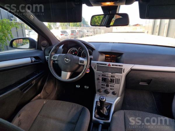Black Opel Astra 2007 in Liepaja, with an engine capacity of 1.90 L and mileage of 299 thousand km for 1490 €, photo 9 on AUTOMOTO.COM.LV