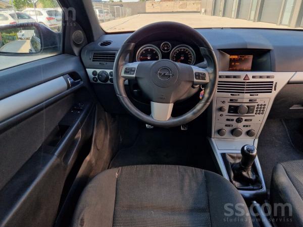 Black Opel Astra 2007 in Liepaja, with an engine capacity of 1.90 L and mileage of 299 thousand km for 1490 €, photo 10 on AUTOMOTO.COM.LV