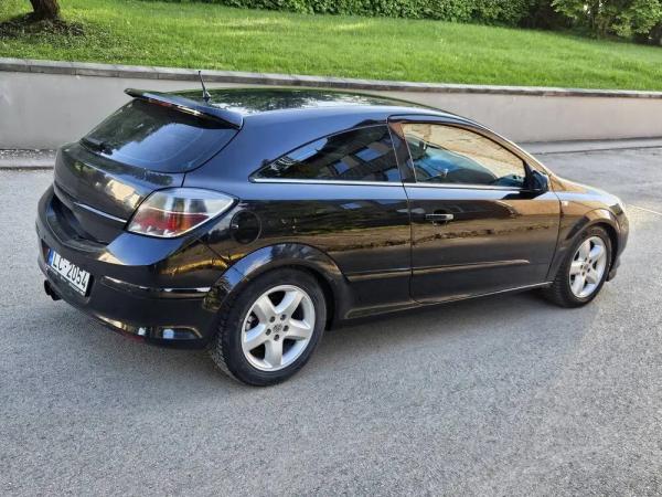 Black Opel Astra 2008 in Jekabpils, with an engine capacity of 1.70 L and mileage of 356 thousand km for 1190 €, photo 4 on AUTOMOTO.COM.LV