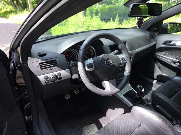 Black Opel Astra 2008 in Vilnius, with an engine capacity of 1.90 L and mileage of 272 thousand km for 3000 €, photo 5 on AUTOMOTO.COM.LV