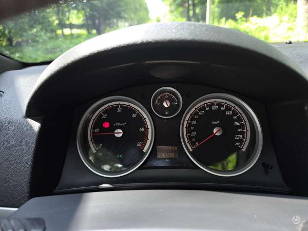 Black Opel Astra 2008 in Vilnius, with an engine capacity of 1.90 L and mileage of 272 thousand km for 3000 €, photo 7 on AUTOMOTO.COM.LV