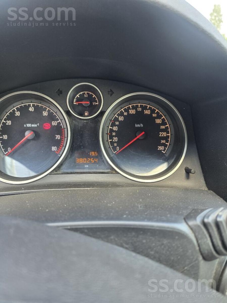 Black Opel Astra 2008 in Cesis, with an engine capacity of 1.60 L and mileage of 280 thousand km for 200 €, photo 1 on AUTOMOTO.COM.LV
