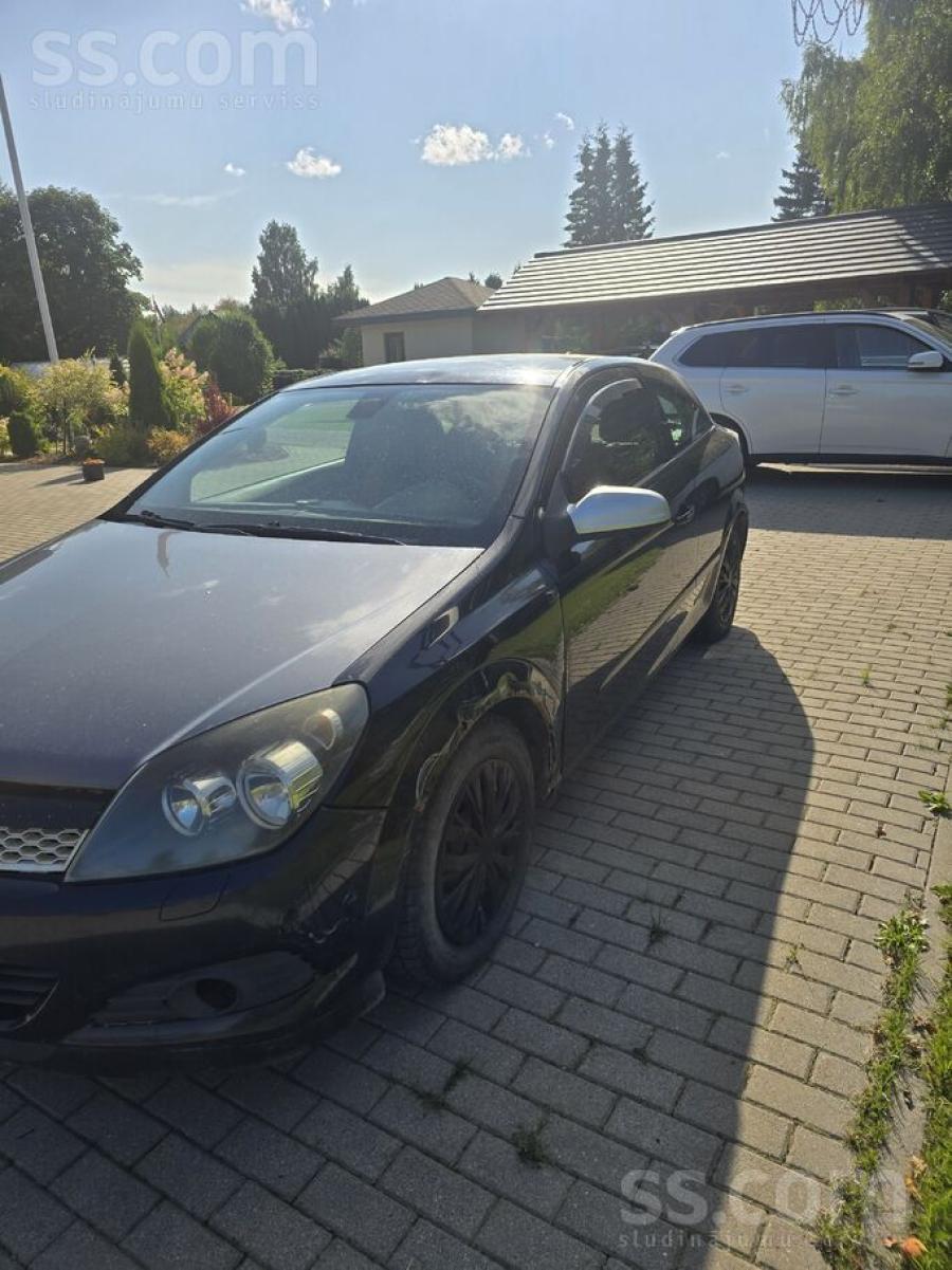 Black Opel Astra 2008 in Cesis, with an engine capacity of 1.60 L and mileage of 280 thousand km for 200 €, photo 4 on AUTOMOTO.COM.LV