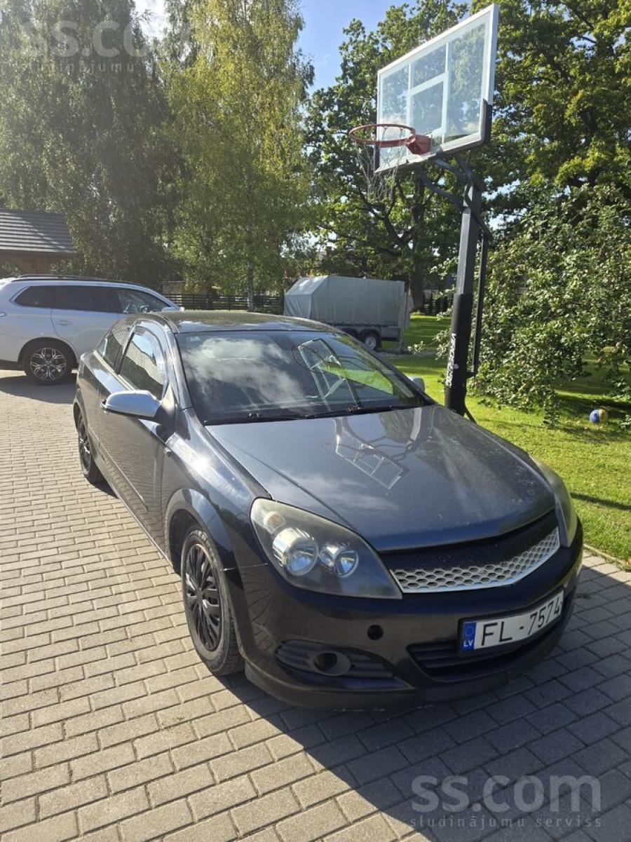 Black Opel Astra 2008 in Cesis, with an engine capacity of 1.60 L and mileage of 280 thousand km for 200 €, photo 5 on AUTOMOTO.COM.LV