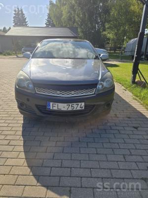 Black Opel Astra 2008 in Cesis, with an engine capacity of 1.60 L and mileage of 280 thousand km for 200 €, photo 6 on AUTOMOTO.COM.LV