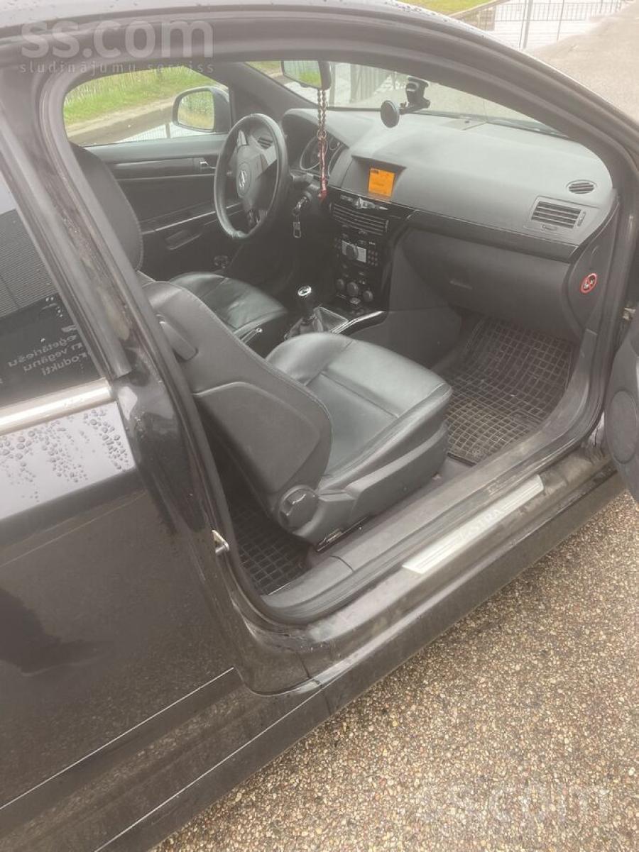 Melns Opel Astra 2010 Daugavpils, ar dzinēja tilpumu 1.70 L un nobraukumu 320 tūkst. km par 1350 €, foto 3 vietnē AUTOMOTO.COM.LV