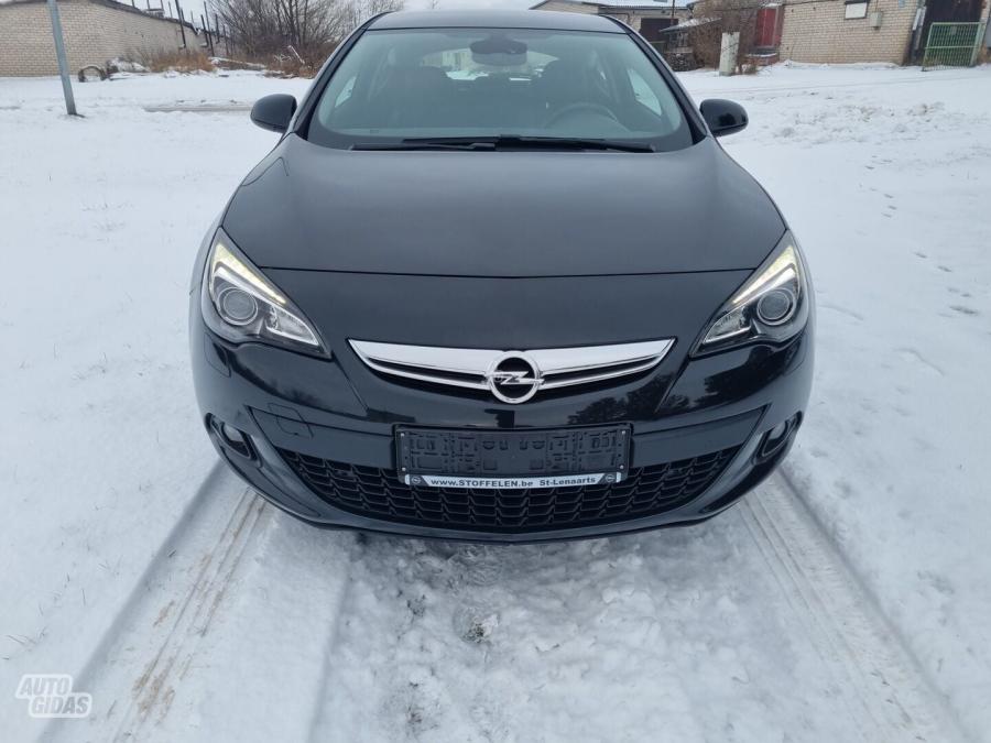 Black Opel Astra 2012 in Pakruojis, with an engine capacity of 1.70 L and mileage of 215 thousand km for 5150 €, photo 2 on AUTOMOTO.COM.LV
