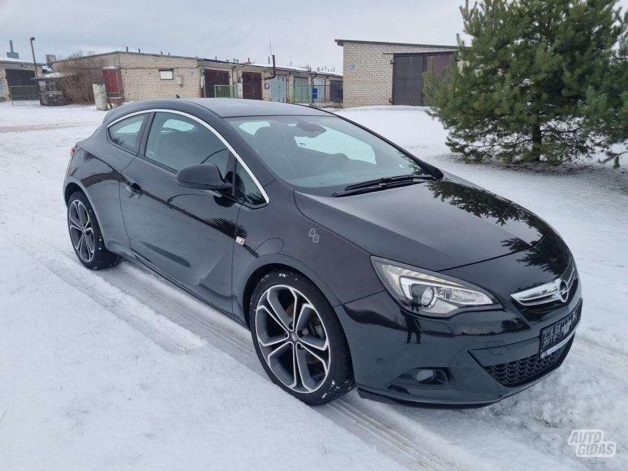 Black Opel Astra 2012 in Pakruojis, with an engine capacity of 1.70 L and mileage of 215 thousand km for 5150 €, photo 3 on AUTOMOTO.COM.LV