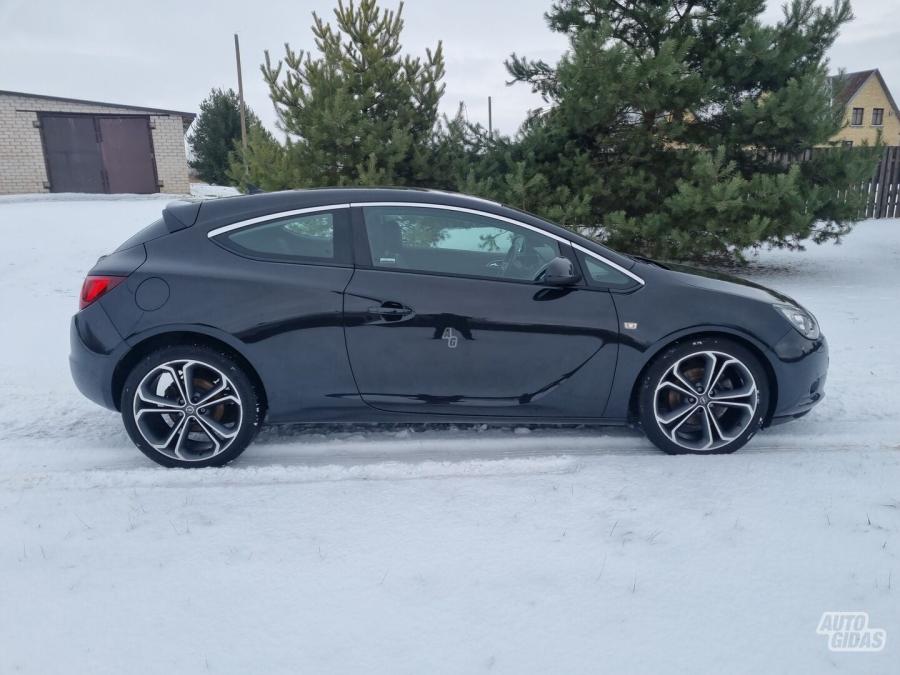 Black Opel Astra 2012 in Pakruojis, with an engine capacity of 1.70 L and mileage of 215 thousand km for 5150 €, photo 4 on AUTOMOTO.COM.LV