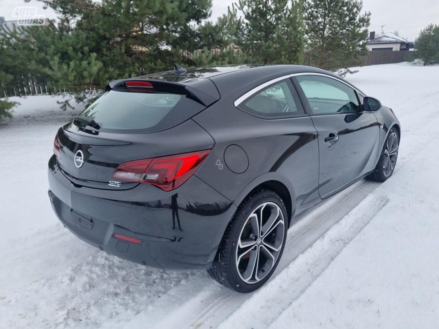 Black Opel Astra 2012 in Pakruojis, with an engine capacity of 1.70 L and mileage of 215 thousand km for 5150 €, photo 5 on AUTOMOTO.COM.LV