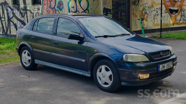 Black Opel Astra 1998 in Riga, with an engine capacity of 2.00 L and mileage of 341 thousand km for 1350 €, photo 3 on AUTOMOTO.COM.LV
