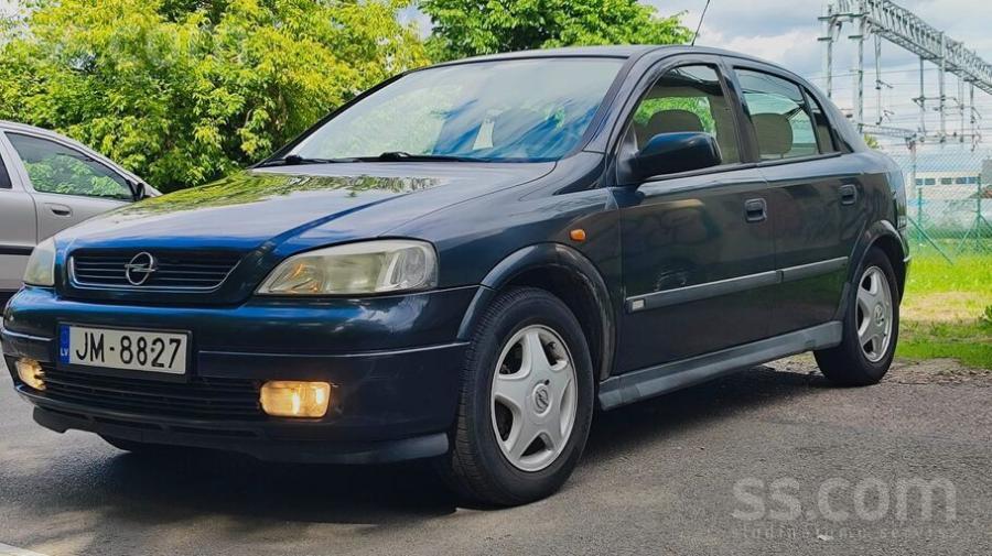 Black Opel Astra 1998 in Riga, with an engine capacity of 2.00 L and mileage of 341 thousand km for 1350 €, photo 1 on AUTOMOTO.COM.LV