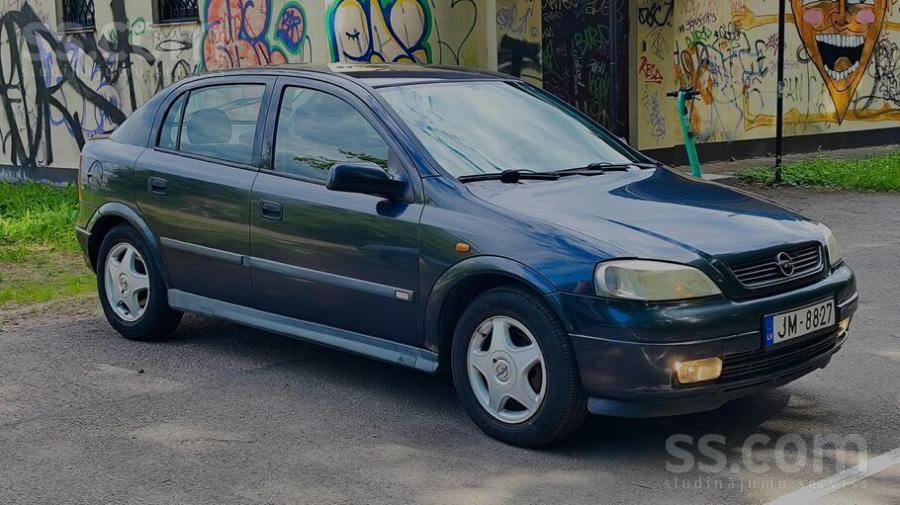 Black Opel Astra 1998 in Riga, with an engine capacity of 2.00 L and mileage of 341 thousand km for 1350 €, photo 4 on AUTOMOTO.COM.LV