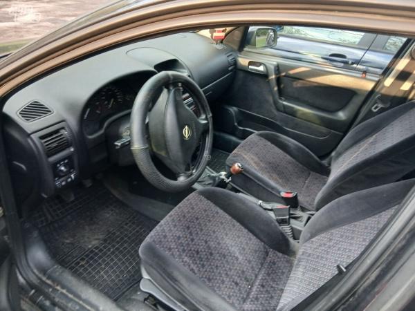Black Opel Astra 2000 in Kaunas, with an engine capacity of 2.00 L and mileage of 340 thousand km for 400 €, photo 6 on AUTOMOTO.COM.LV