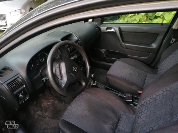 Black Opel Astra 2000 in Moletai, with an engine capacity of 2.00 L and mileage of 367 thousand km for 380 €, photo 6 on AUTOMOTO.COM.LV