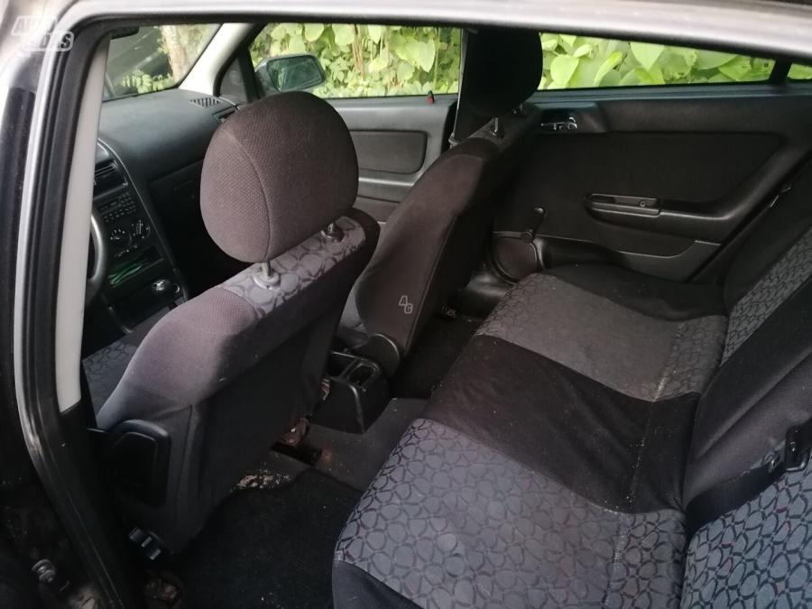 Black Opel Astra 2000 in Moletai, with an engine capacity of 2.00 L and mileage of 367 thousand km for 380 €, photo 11 on AUTOMOTO.COM.LV